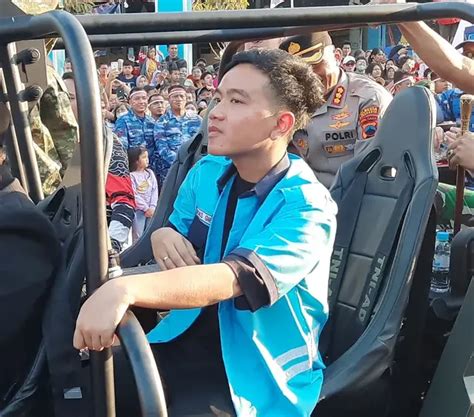 Momen Jokowi Singgung Kode Rambut Putih Dan Gibran Blusukan Pasang
