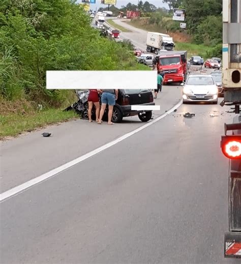 Grave acidente entre carro camionete e caminhão na BR 470 deixa 6