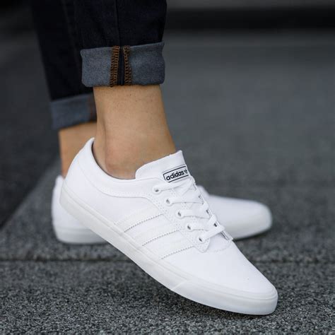 ADIDAS SELLWOOD W BB8691W FEHÉR 12 990 00 HUF Sportcipő Kiváló