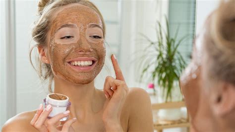 Cómo exfoliar la cara trucos beneficios y productos