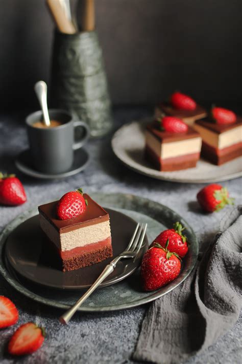 Čokoladne kocke sa krem sirom i jagodama Mystic Cakes