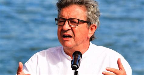Jean Luc Mélenchon prononce un discours devant les militants