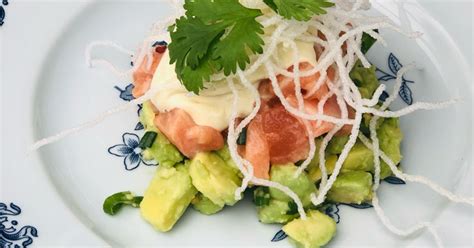 Laxtartar med wasabimajonnäs och friterade glasnudlar Recipe Taste