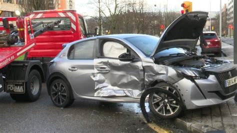 Un herido leve en un aparatoso accidente de tráfico ocurrido en Gijón
