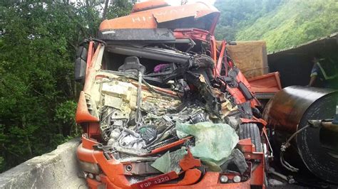 Colisão frontal entre duas carretas deixa dois feridos na Rodovia Régis
