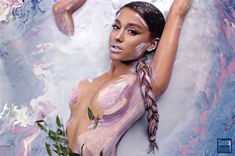 Ariana Grande Online Con Il Nuovo Video God Is A Woman Sient A Musica