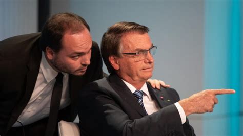 Carlos Bolsonaro lança livro sobre relação do pai as redes sociais