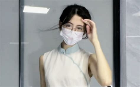 阿呜 有人在释怀有人在风中爱了又爱有人深夜排位赛六连败 阿呜uwi 阿呜uwi 哔哩哔哩视频
