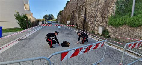 Cede La Strada Si Apre Una Voragine Di 2 Metri E Mezzo A Montecalvo Irpino