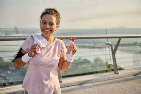 Contento Encantador Africano Americano Deportivo Mujer Persona Que