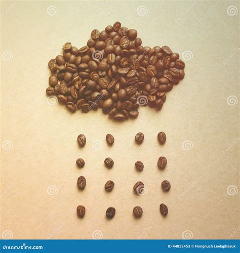 Nube Y Lluvia De Los Granos De Café Imagen de archivo Imagen de clima