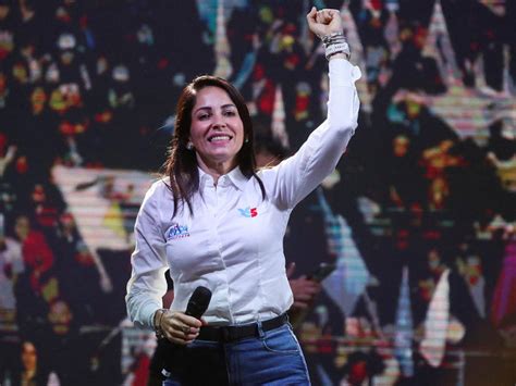 Luisa González encabeza elección presidencial en Ecuador con 32 9 de