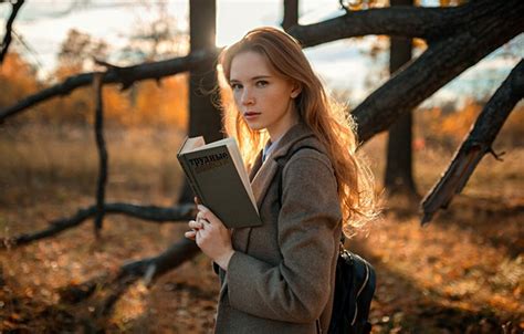 Скачать обои осень взгляд листья девушка солнце деревья парк
