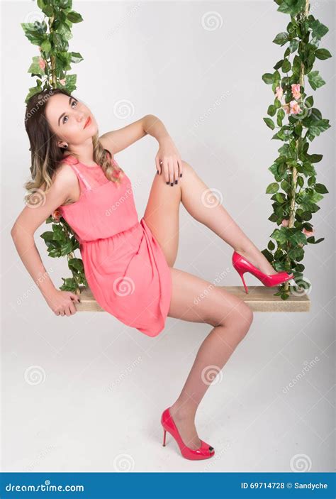 Bella Giovane Bionda Con Le Gambe Lunghe In Un Piccolo Vestito Rosa E