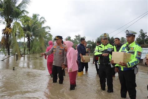 Viral Kapolres Dan Istri Rela Masuk Ke Air Demi Antar Bantuan Sembako