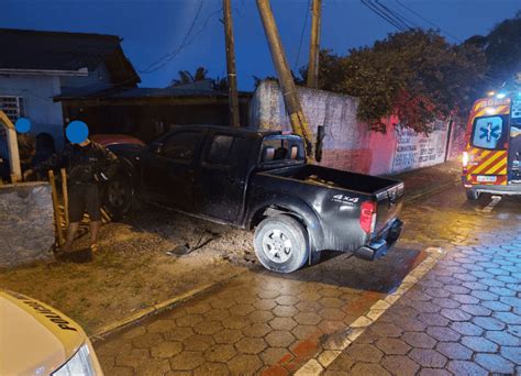 Motorista perde o controle de caminhonete bate em poste e em portão de