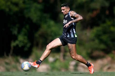 Vai renovar Botafogo encaminha renovação Tiquinho Soares até 2026