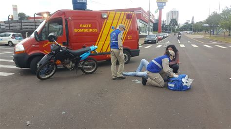 Acidente entre carro e moto é registrado na Av Tancredo Neves CGN