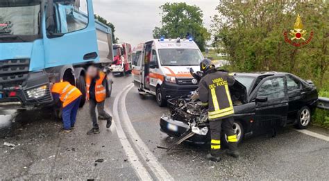 Scontro A Sforzacosta Tra Unauto Ed Un Autocarro Una Persona