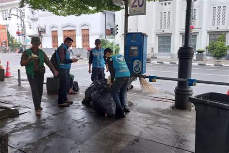 Sampah Di Bandung Membludak Hingga Puluhan Ton Di Malam Tahun Baru 2023