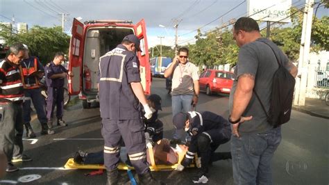 Motociclista fica ferido ao colidir carro na Avenida Cruz Cabugá