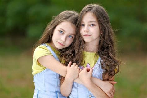 Verticale De Deux Petites Filles Image Stock Image Du Enfant Enfance