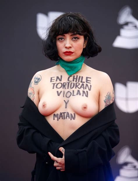 Mon Laferte Gana Un Grammy Latino Y Se Desnuda Para Denunciar Que En