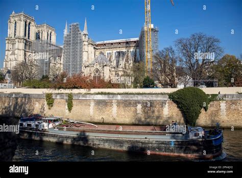 S Dseite Mit Einr Stung Beim Besuch Der Kathedrale Notre Dame De Paris