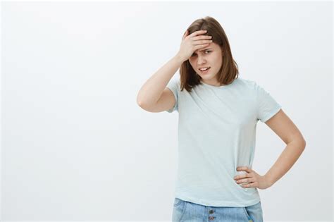 Chica se siente humillada al ver a mamá cerca de la universidad
