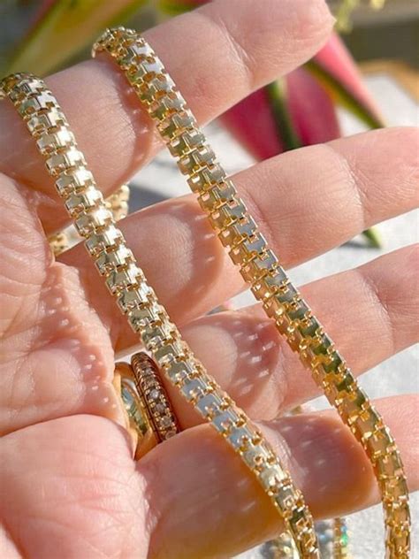 Colar Choker Malha Laminada Trabalhada Lisa SemiJoia Dourado