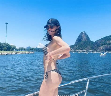 Alinne Moraes Mostra O Corpo Escultural Durante Passeio De Barco