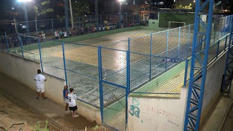Homem é morto a tiros por suspeito encapuzado enquanto jogava bola em