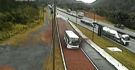 VÍDEO Ônibus 29 pessoas perde os freios e utiliza área de escape