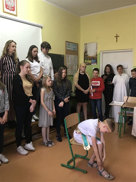 Przedstawienie teatralne podczas zebrania w 6c Szkoła Podstawowa im