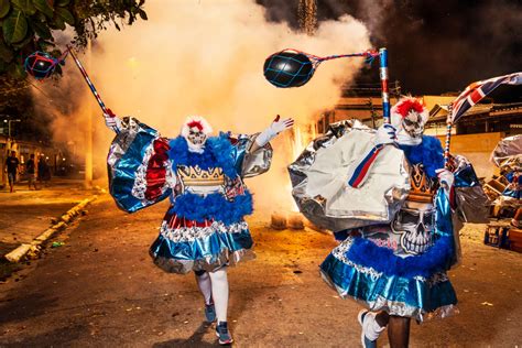 Les bate bolas face masquée du carnaval de Rio
