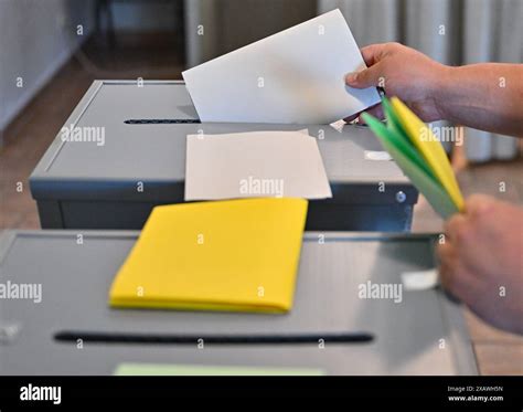 Gablenz Deutschland Juni 2024 Jemand legt seinen Stimmzettel für