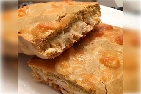Empadão de frango massa de creme de leite que derrete na boca