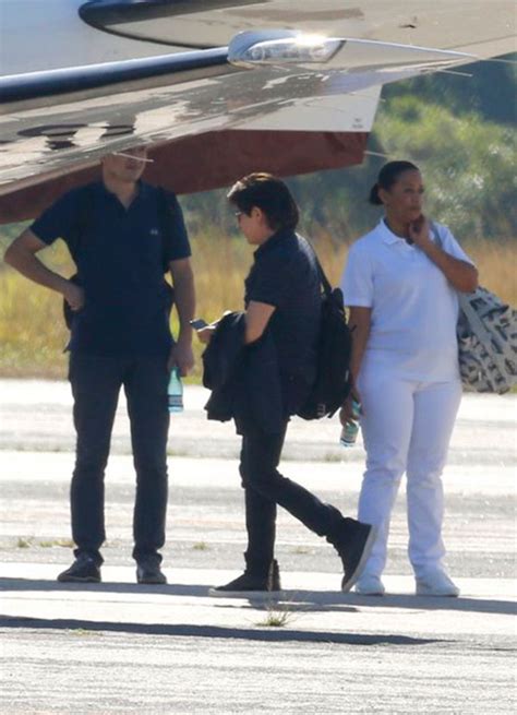 Sandy faz rara aparição o filho Theo no Rio de Janeiro Veja as
