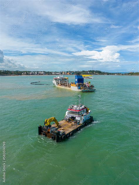 Imagem aérea de obras de engorda da faixa de areia da Praia de Meaípe
