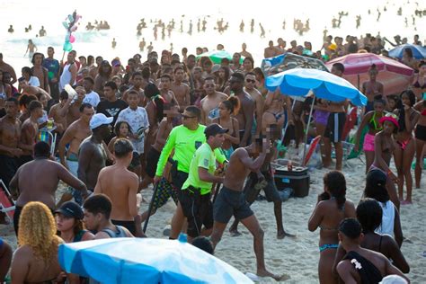 PMs são atacados por criminosos após furtos em série na Praia do Leme