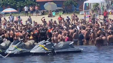 Vídeo Bolsonaro provoca aglomeração em praia de Santa Catarina