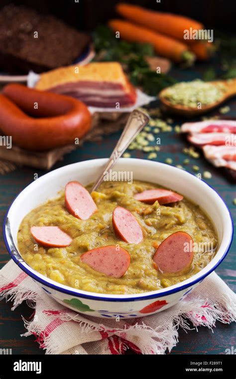 Herzhafte traditionelle holländische Erbsensuppe mit geräucherter Wurst