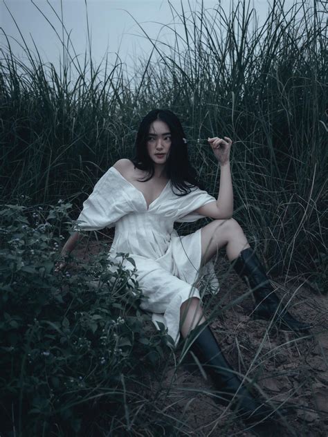 Châu Bùi khoe vẻ sexy đốt mắt với váy trắng trễ vai lộ vòng 1 đầy đặn
