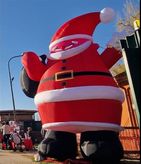 Babbo Natale Gigante Gonfiabile Noleggio Mascotte E Gonfiabili