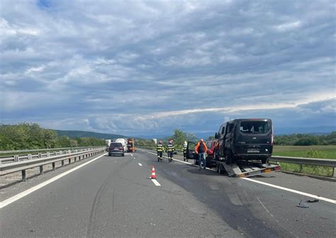 Autocisternă cu oţet răsturnată după o coliziune pe autostrada vestului