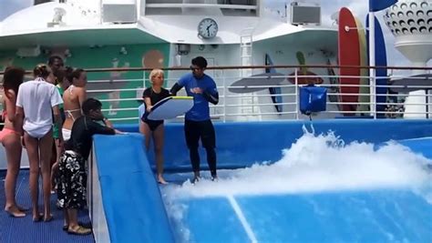 Elle perd son maillot de bain dans une vague artificielle Vidéo