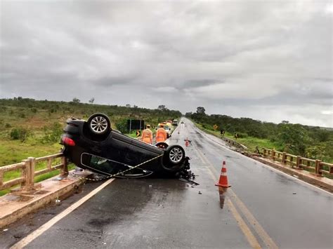 Mulher morre após carro capotar na BR 040 em João Pinheiro