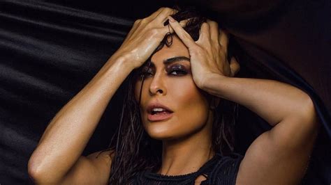 Juliana Paes posa de biquíni cavadíssimo e brinca Bem tímida