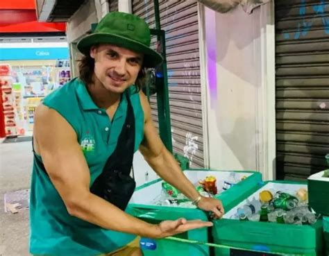 Ex galã de Malhação faz sucesso vendendo cerveja em Copacabana