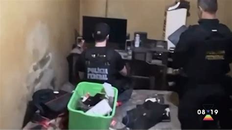 Homem Preso Pela Vez Suspeito De Baixar E Compartilhar Imagens De